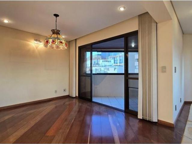 Vende se apartamento 190 m², 3 suítes, escritório/sala tv, 2 terraços, 3 vagas na Rua Paraguaçu, 456