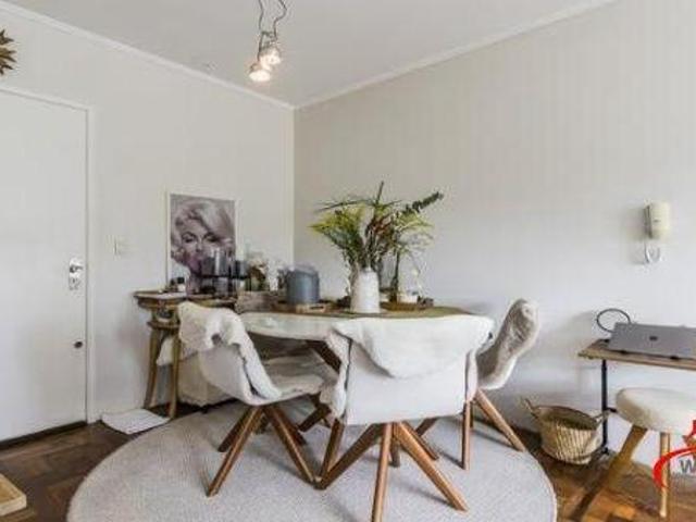 Vende se apartamento com 1 quarto, 43m² e 1 vaga – Petrópolis