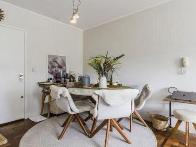Vende se apartamento com 1 quarto, 43m² e 1 vaga – Petrópolis