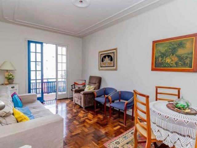 Vende se apartamento com 2 quartos, sacada e 1 vaga – 113 m² – Moinhos de Vento