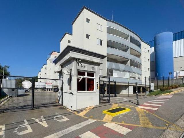 Vende se apartamento com 2 quartos, sendo 1 suíte e 2 vagas de garagem