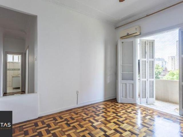 Vende se apartamento com 2 quartos, 79 m² e sacada Centro Histórico
