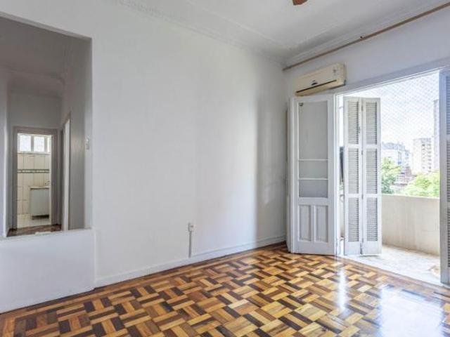 Vende se apartamento com 2 quartos, 79 m² e sacada Centro Histórico