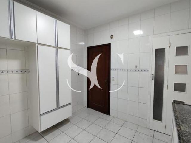 Vende se apartamento de 03 dormitórios no bairro de Gonzaga em Santos