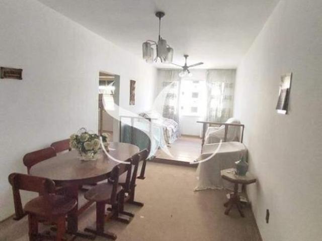 Vende se apartamento de 02 dormitórios e vaga demarcada no bairro de Ponta da Praia em Santos