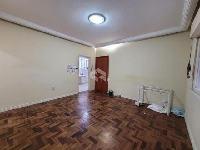 Vende se Apartamento de 3 dormitórios, 80m privativos, 1 vaga, um lance de escada, no bairro Santa C