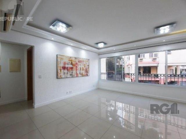 Vende se apartamento impecável 2 quartos com suíte, 2 vagas cobertas, próximo da