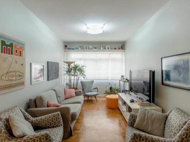 Vende se apartamento na V. Nova Conceição de 92m2, reformado.Living p/ 2 ambientes,3 dormitórios,2 w