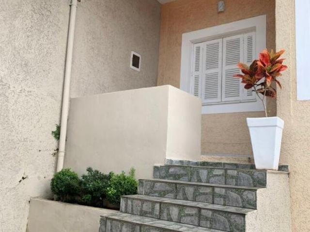 Vende se bela casa