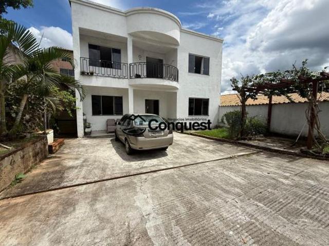 Vende se bela e imponente casa duplex com 4 quartos, 1 suíte e 6 vagas de garagem no Bairro Europa