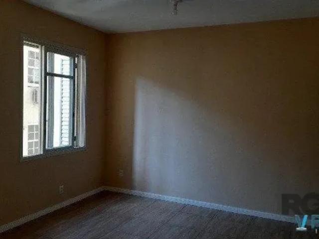 Vende se belo Studio reformado próximo a Santa Casa, sol da manhã em andar alto
