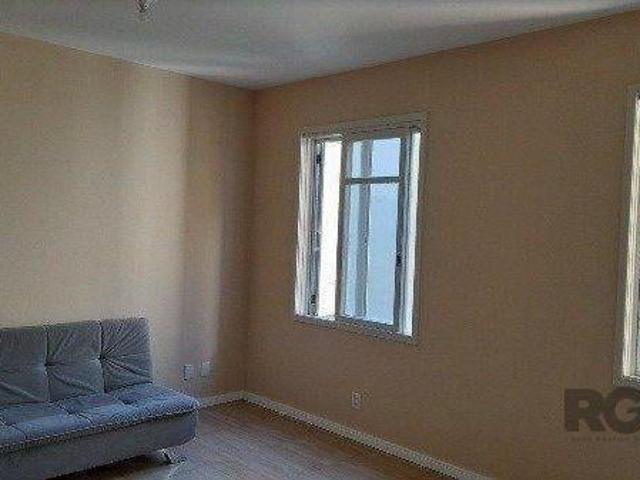 Vende se belo Studio reformado próximo a Santa Casa, sol da manhã em andar alto 31m² Centro Hist