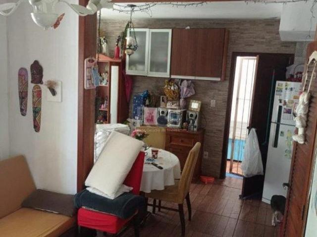 Vende se belo sobrado com 2 Dormitórios, Sala, Cozinha, 02 banheiro e Vaga para 1 carro. Agende já s