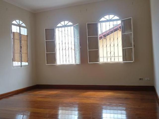 Vende se casa no centro, próximo à Praça da República em São Roque/SP