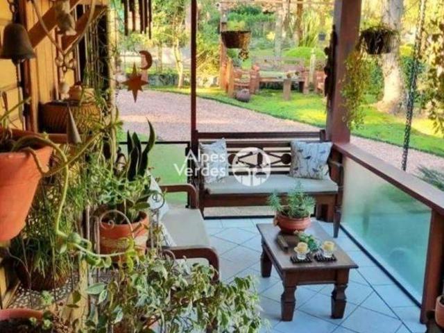 Vende se Casa no Jardim dos Pinheiros, com 04 dormitórios