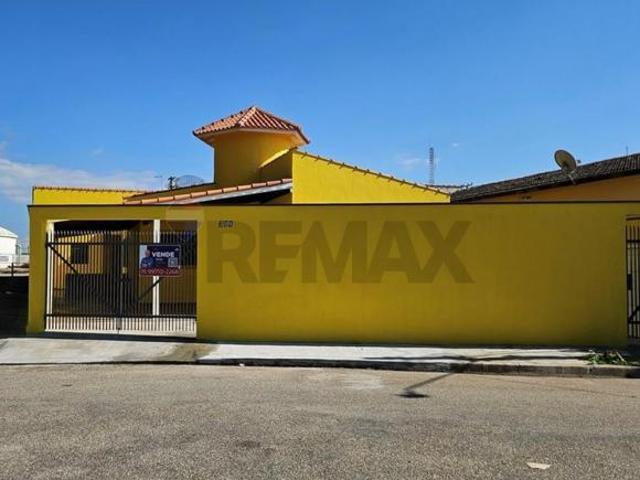 Vende se Casa aconchegante em rua sem saída, próximo a área verde com 3 quartos, sendo 1 suíte e chu