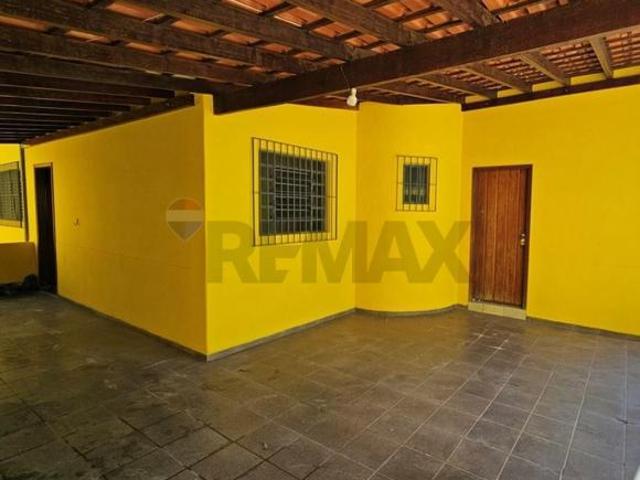 Vende se Casa aconchegante em rua sem saída, próximo a área verde com 3 quartos, sendo 1 suíte e chu