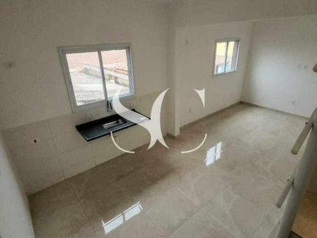 Vende se casa alta de 02 dormitórios sendo 01 suíte no bairro de Vila Ligya no Guarujá
