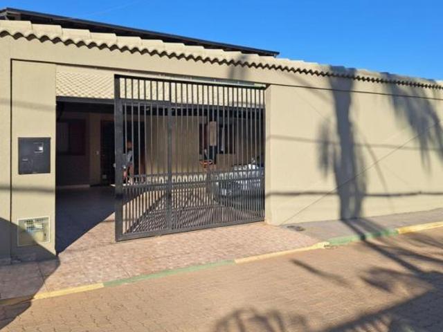 Vende se Casa Ampla com laje e Edícula nos fundos, Rua 12 Vicente Pires DF