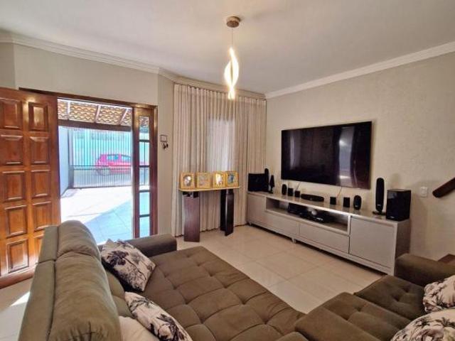 Vende se Casa Ampla com laje e Edícula nos fundos, Rua 12 Vicente Pires DF