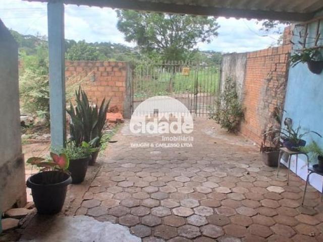 Vende se Casa Antiga bem localizada, ideal para quem busca espaço e boa estrutura