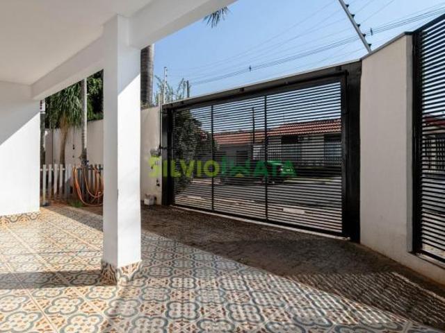 Vende se Casa Assobradada de Esquina com Piscina no Jardim Dourados em Maringá