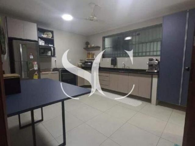 Vende se casa com 03 dormitórios sendo 03 suítes no bairro de Ponta da Praia em Santos
