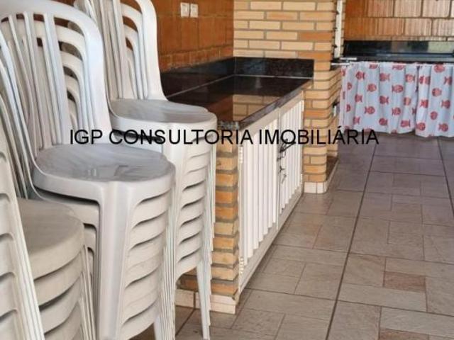 Vende se casa com 2 piscinas