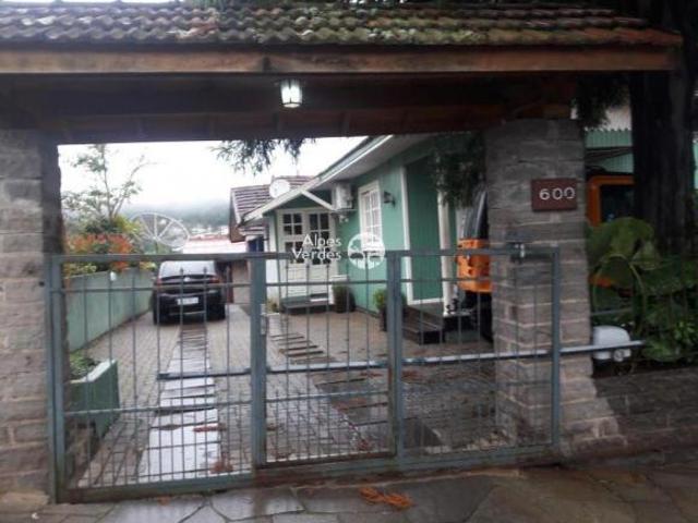Vende se casa com 3 casas no mesmo terreno a 5 minutos da Rua Coberta