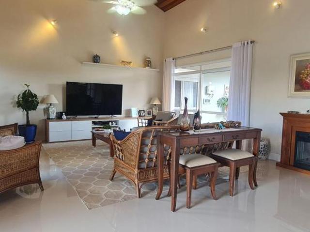 Vende se Casa com 3 lotes ninho verde I