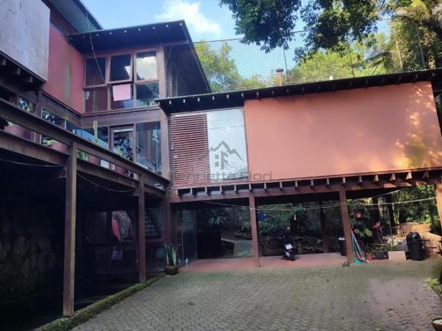 Vende se casa com 3 pavimentos em condomínio na Serra da Cantareira com habite s