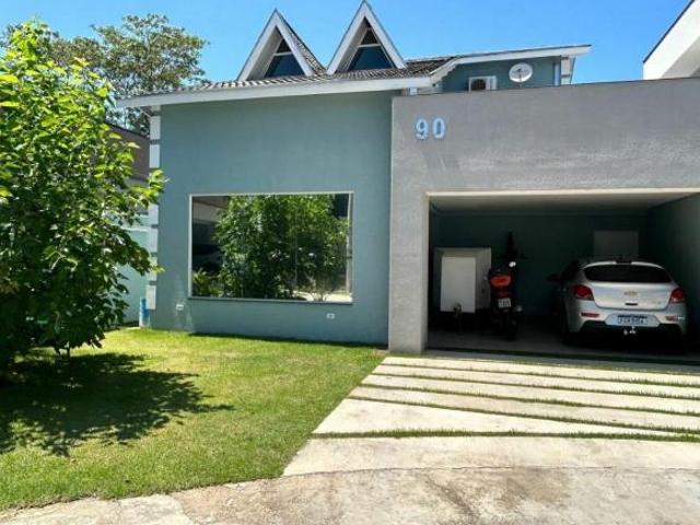 Vende se Casa com Piscina no Condomínio Bosque dos Manacás