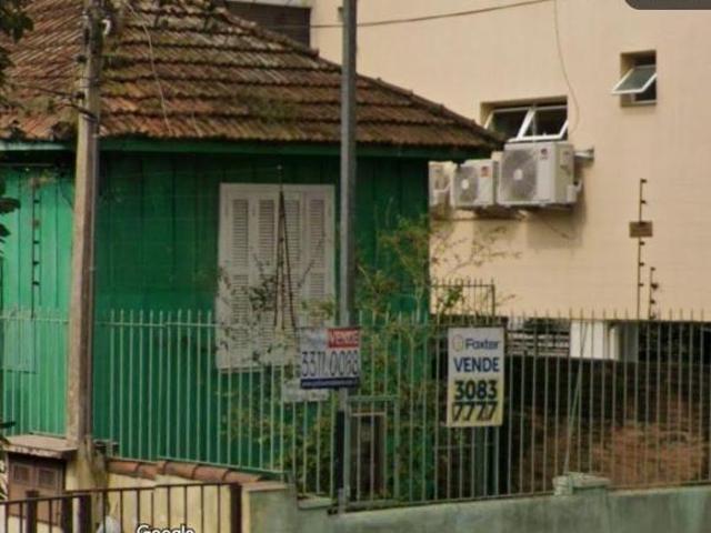 Vende se casa de madeira, com dois dormitórios, banheiro, sala e cozinha. Localização privilegiada n