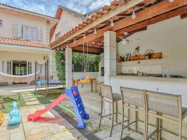 Vende se casa de condomínio de 464m² com 5 dorm 3 suítes, ar condicionado, piscina, churrasqueira