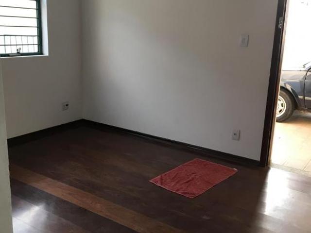 Vende se casa de esquina no Jardim Flórida com amplo quintal
