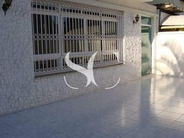 Vende se casa de 04 dormitórios sendo 01 suíte no bairro de Ponta da Praia em Santos