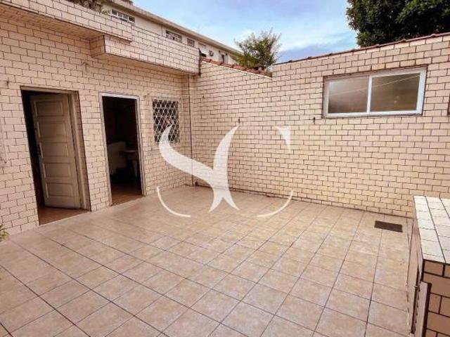 Vende se casa de 03 dormitórios sendo 01 suíte no bairro de Vila Belmiro em Santos