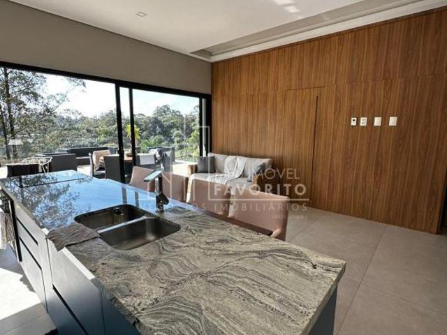 Vende se casa de 380m, com 3 suítes no condomínio Capital Ville 3