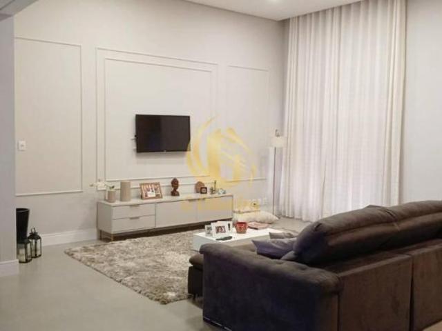 Vende se Casa em Condomínio, 3 Suítes, 6 Vagas, A/C 300m² A/T 638m2