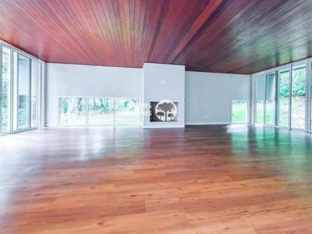 Vende se Casa em Condominio com 3 suites a 5 minutos da Rua Coberta