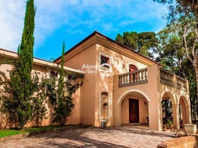 Vende se Casa em Condominio com 4 suites a 5 minutos da Rua Coberta