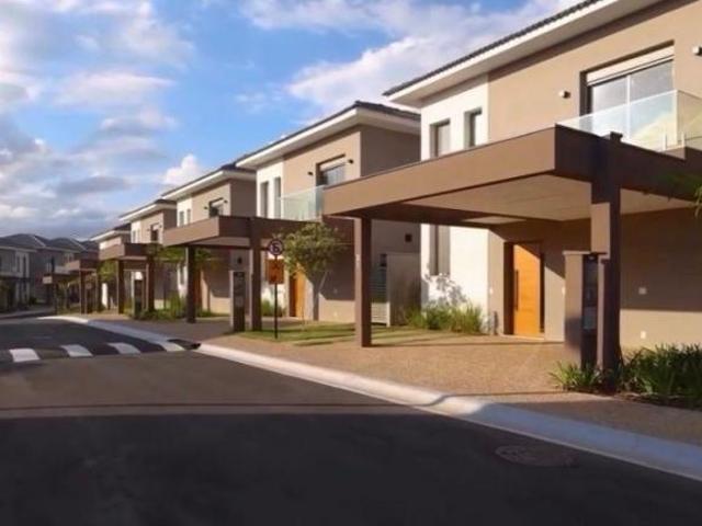 Casa à venda em condomínio de 155m² com 3 suítes, varanda e quintal amplo em Sousas, Campinas/SP