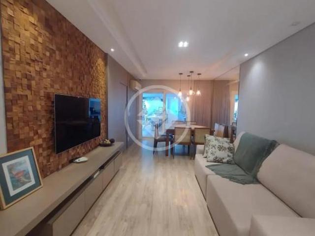 Vende se casa em Condomínio fechado, com 3 quartos, sendo 1 suíte, reformada, com planejados e ar co