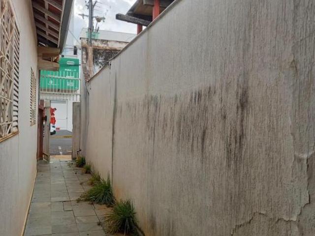 Vende se casa localizada no Centro!