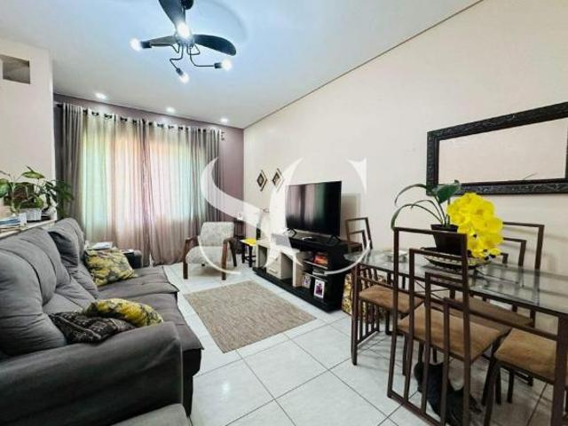 Vende se casa Sobreposta Alta de 03 dormitórios no bairro do Marapé em Santos