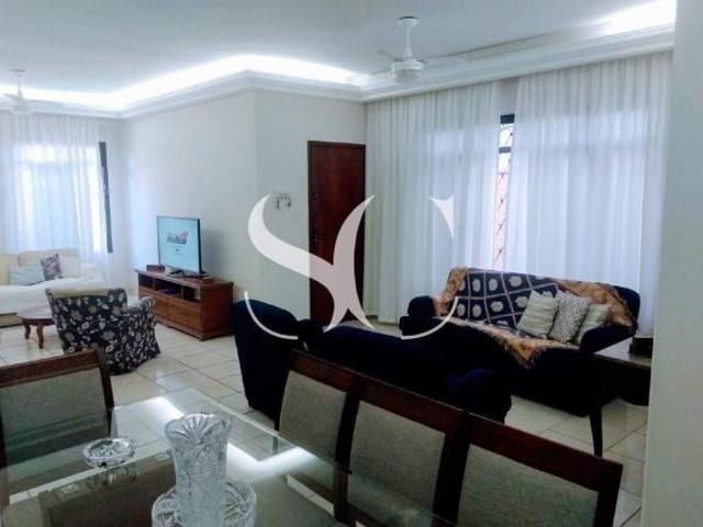 Vende se casa sobreposta baixa de 03 dormitórios sendo 01 suíte no bairro de Embaré em Santos