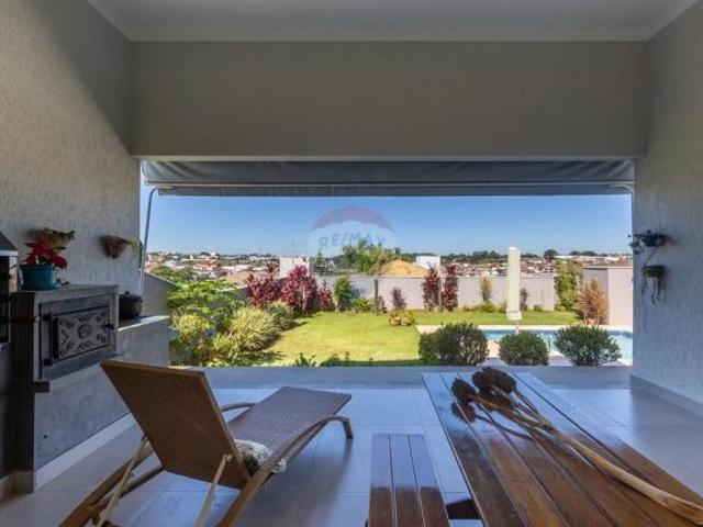 Vende se casa térrea, 3 suítes, piscina, escritório e área verde, condomínio Terras de Vinhedo