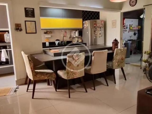 Vende se casa térrea, com 3 quartos, sala ampla, cozinha com planejados, energia solar, piscina, chu