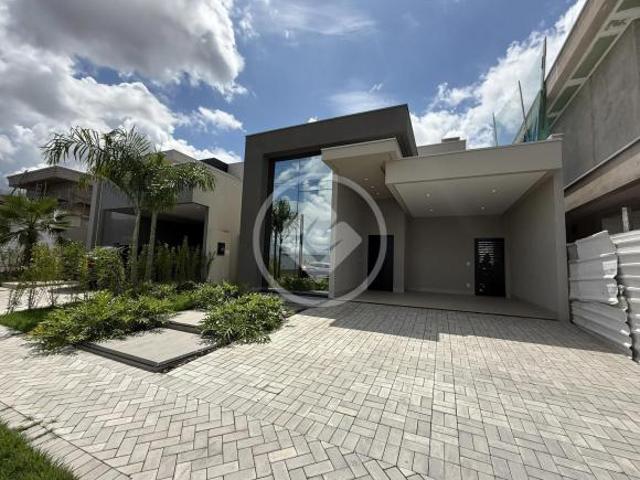 Vende se casa térrea com planejados no Florais do Parque. R$1.980.000,00