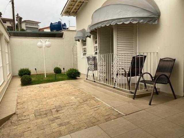 Vende se casa térrea em bairro residencial próximo ao centro de São Roque/SP